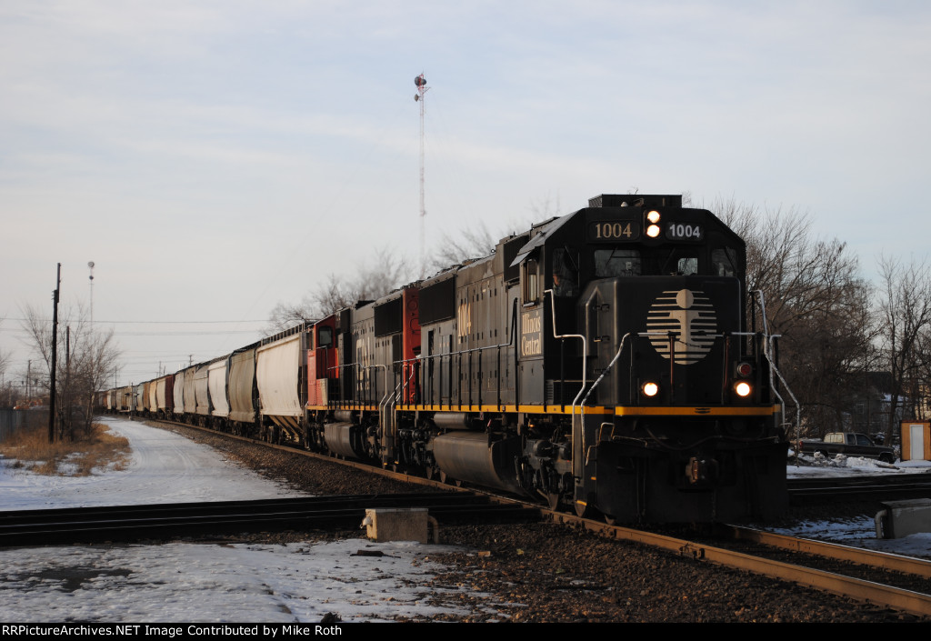 IC 1004 with mismatched number boards goes northbound
